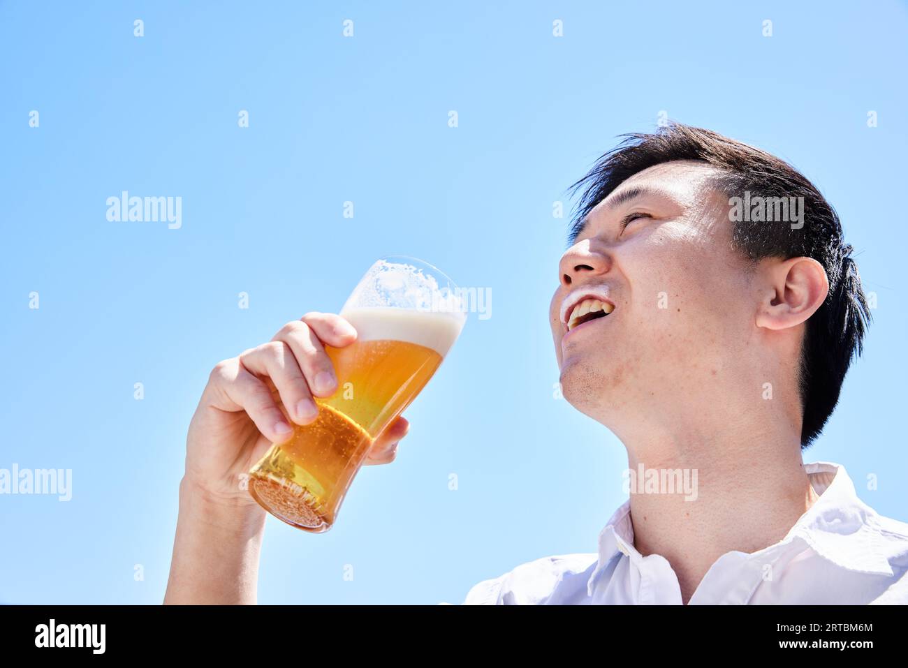 Japanese man drinking beer Stock Photo - Alamy