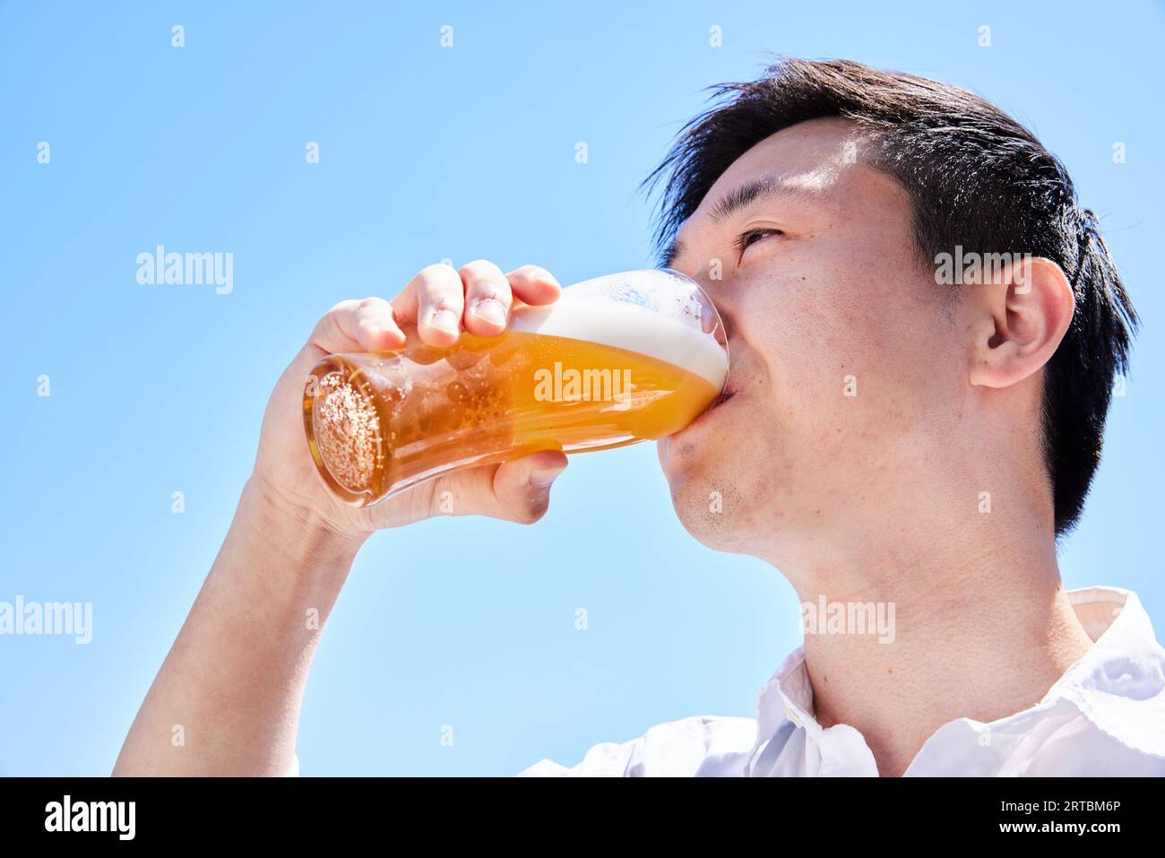 Japanese man drinking beer Stock Photo - Alamy