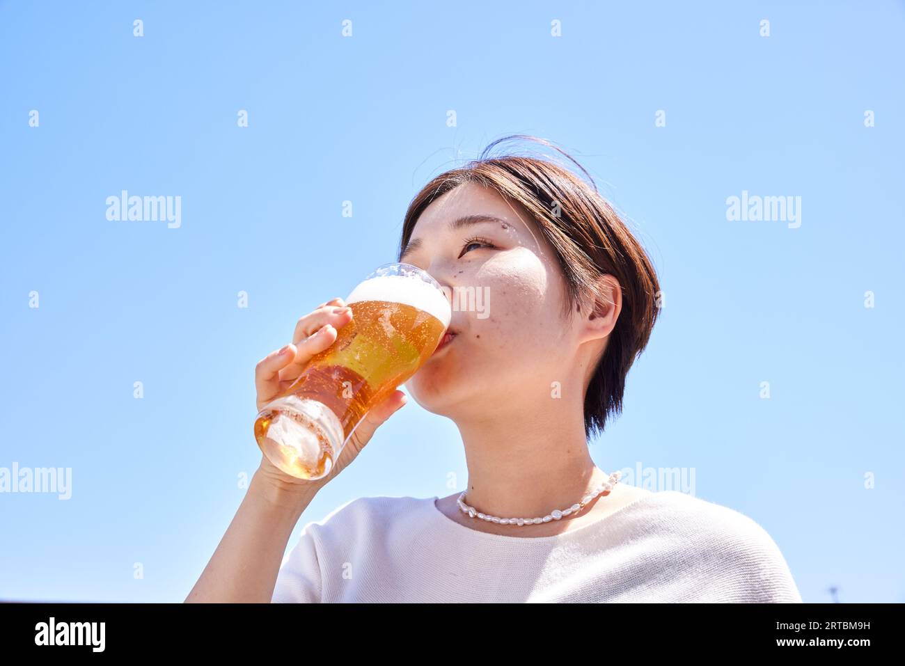 Japanese woman drinking beer Stock Photo - Alamy