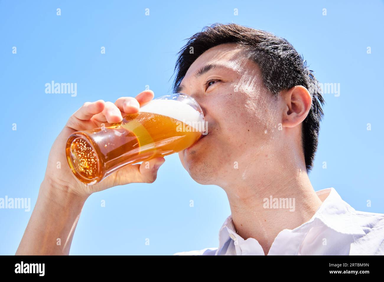 Japanese man drinking beer Stock Photo - Alamy