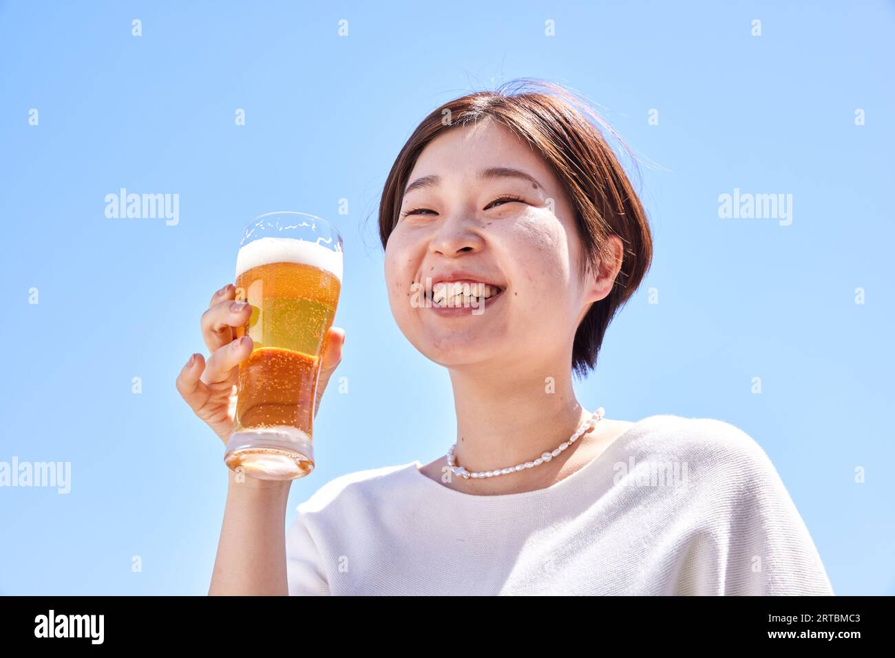 Japanese woman drinking beer Stock Photo - Alamy