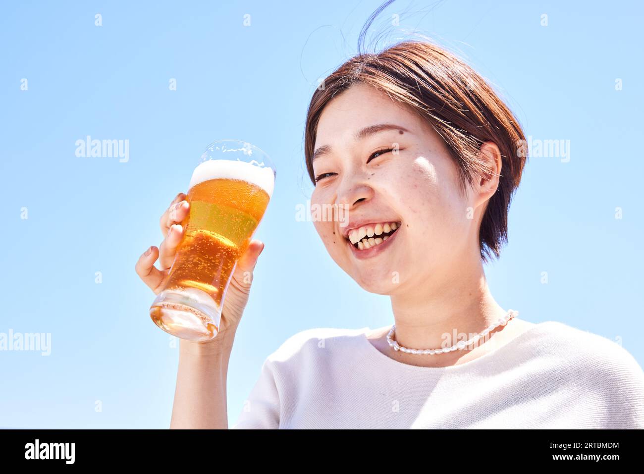 Japanese woman drinking beer Stock Photo - Alamy