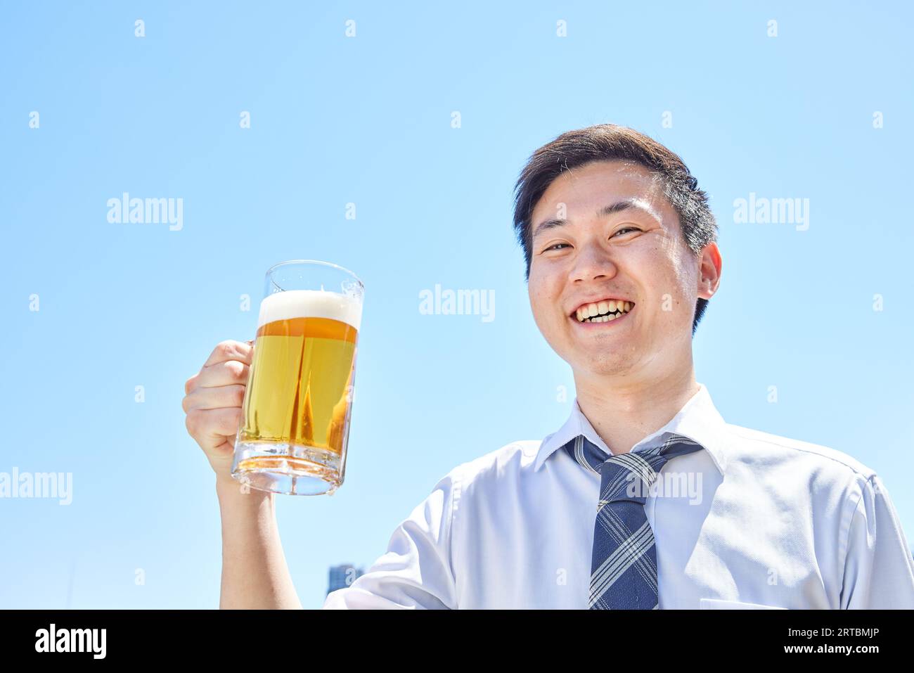Japanese man drinking beer Stock Photo - Alamy