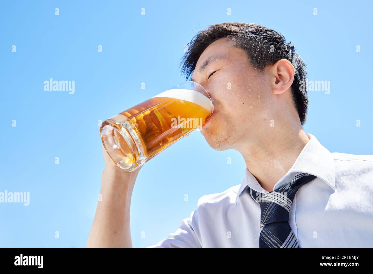Japanese man drinking beer Stock Photo - Alamy