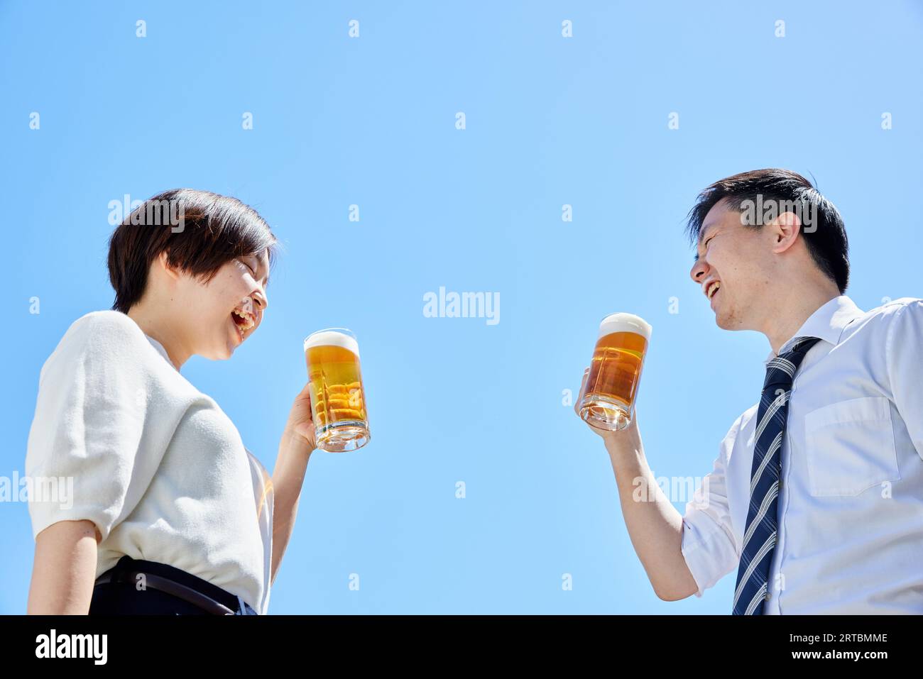 Japanese people drinking beer Stock Photo - Alamy