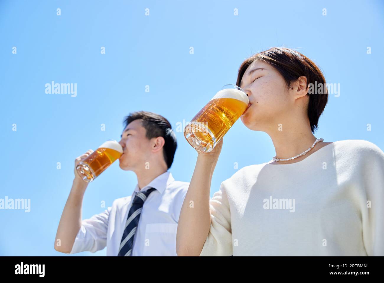 People drinking alcoholic beverage hi-res stock photography and images ...