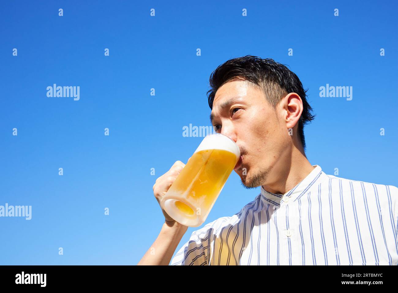 Japanese man drinking beer Stock Photo - Alamy