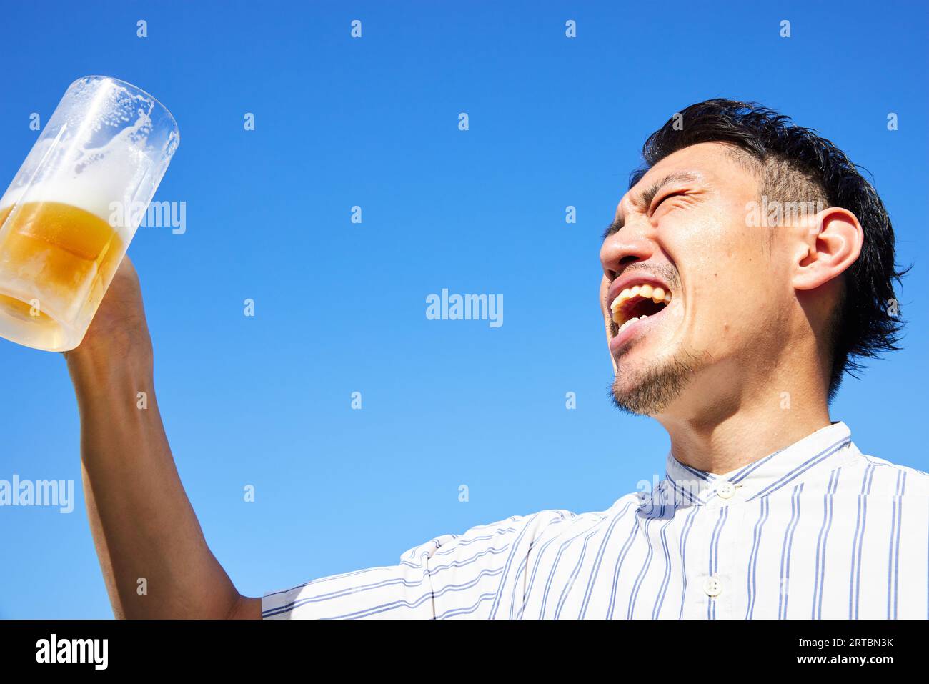 Japanese man drinking beer Stock Photo - Alamy
