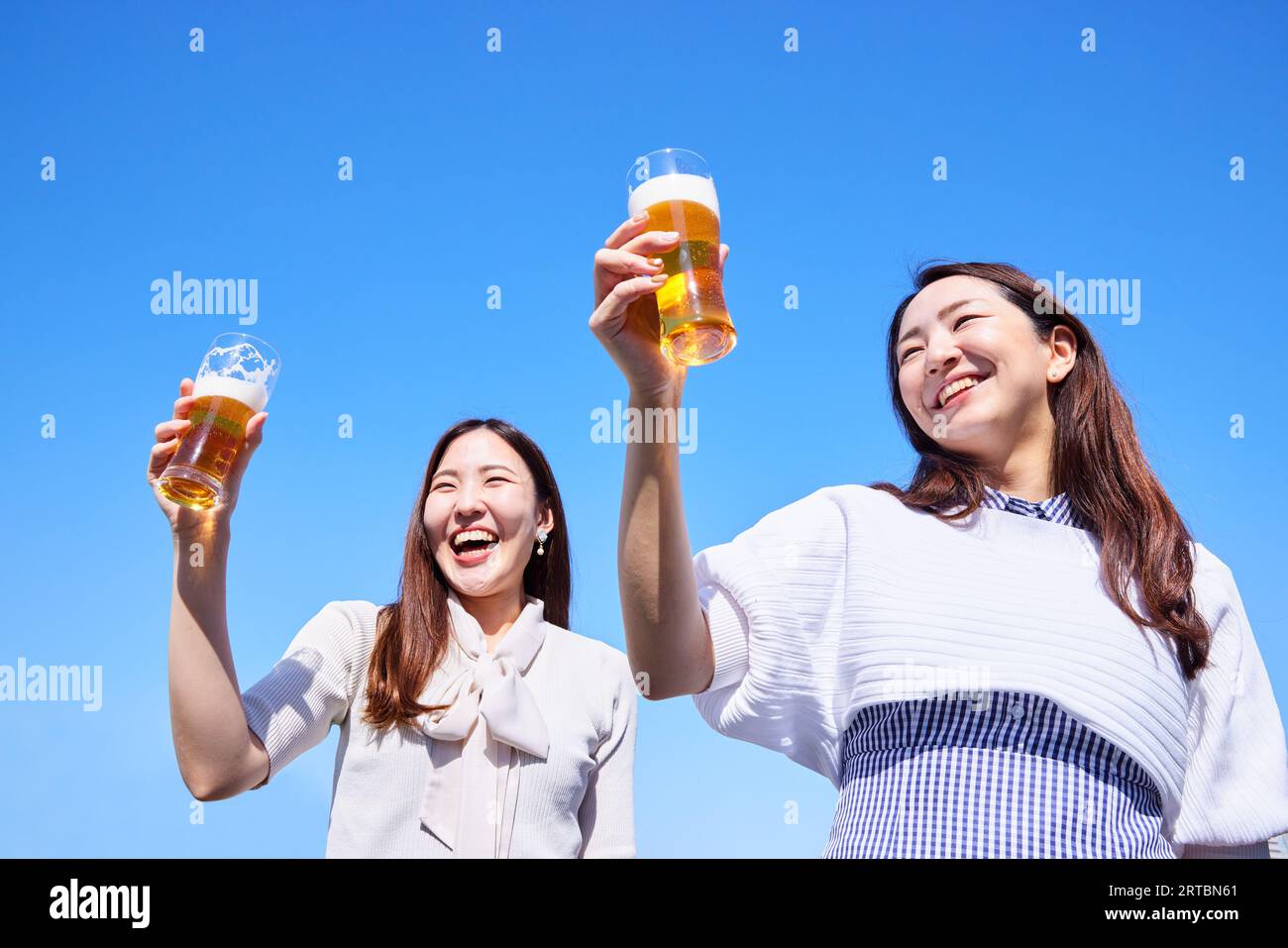 People drinking alcoholic beverage hi-res stock photography and images ...