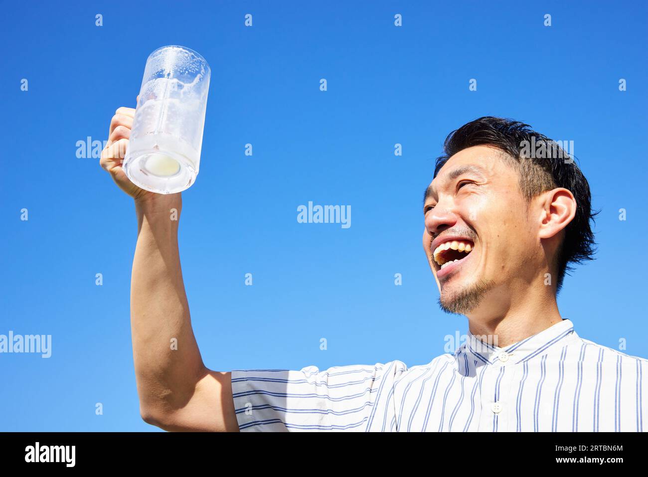 Japanese man drinking beer Stock Photo - Alamy