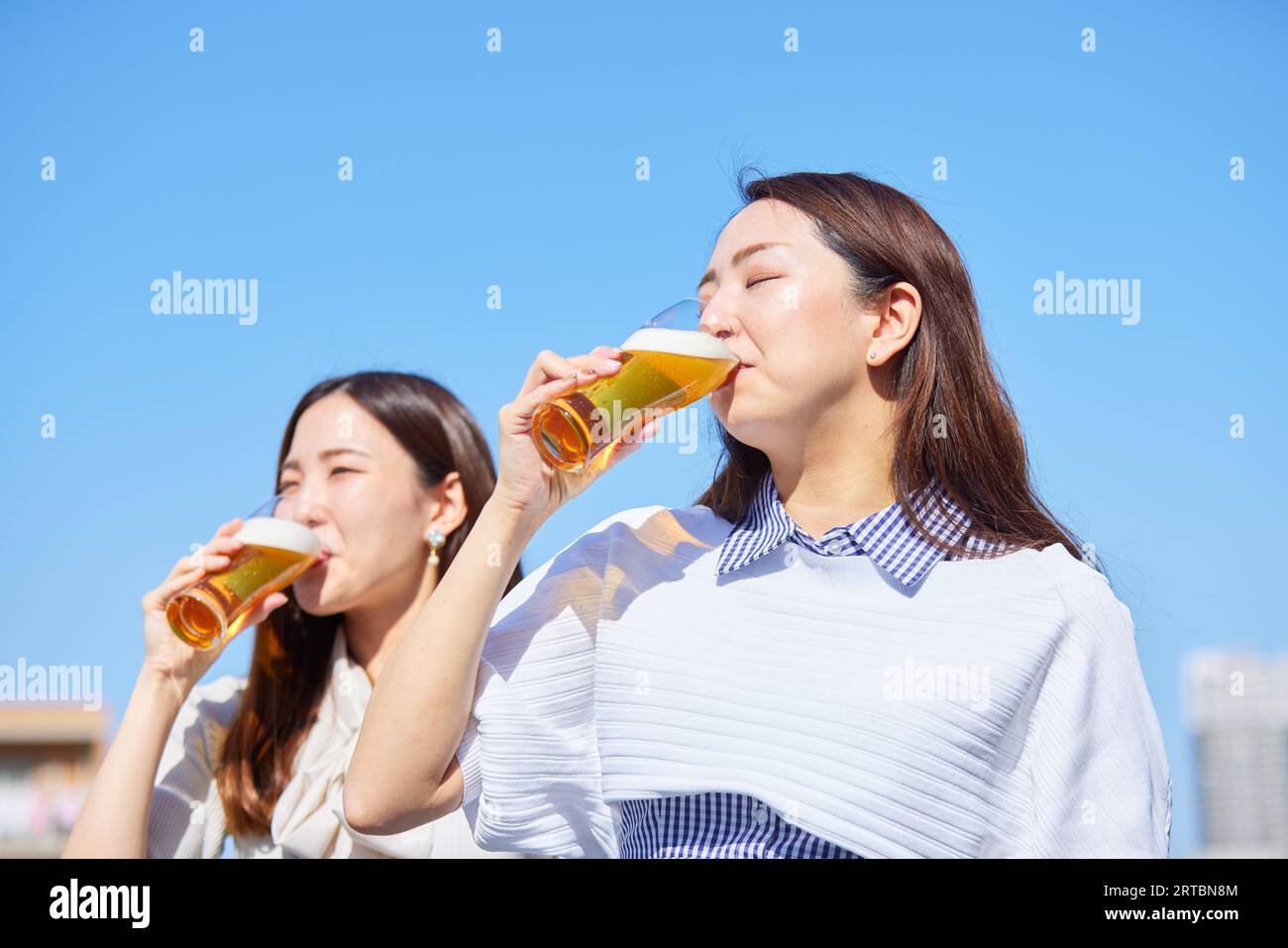 Japanese people drinking beer Stock Photo - Alamy