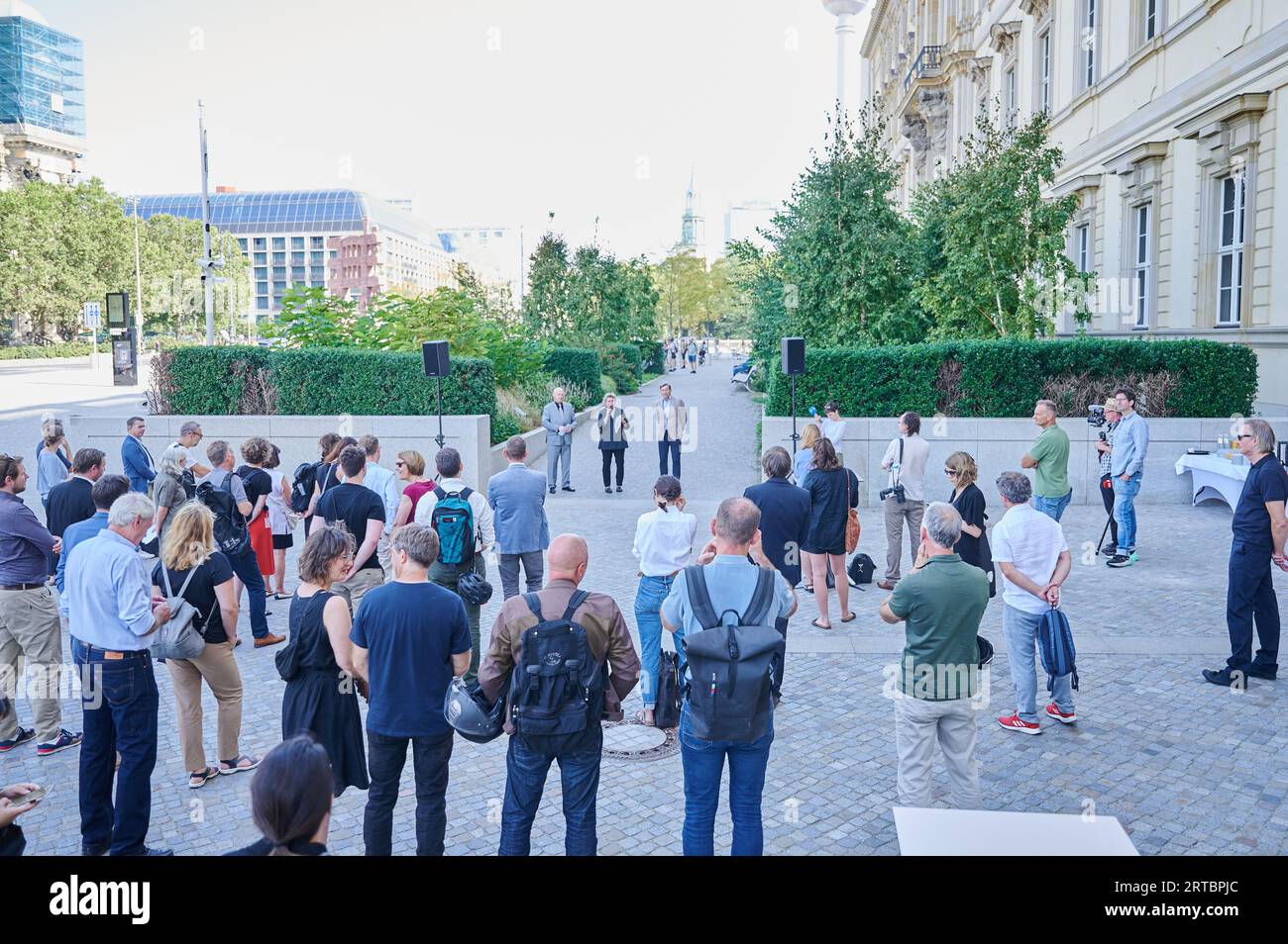 Berlin, Germany. 12th Sep, 2023. Members of the media stand between the ...