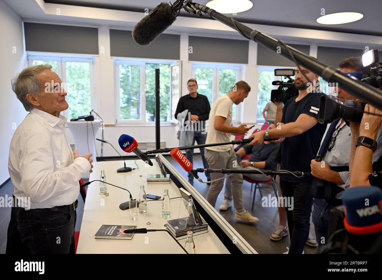 Cologne, Germany. 12th Sep, 2023. Wolfgang Overath (l), soccer legend ...