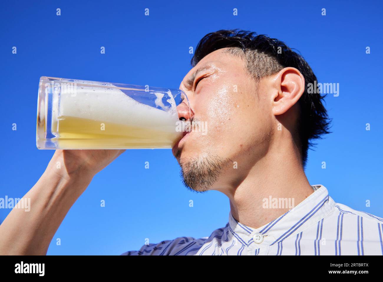 Japanese man drinking beer Stock Photo - Alamy