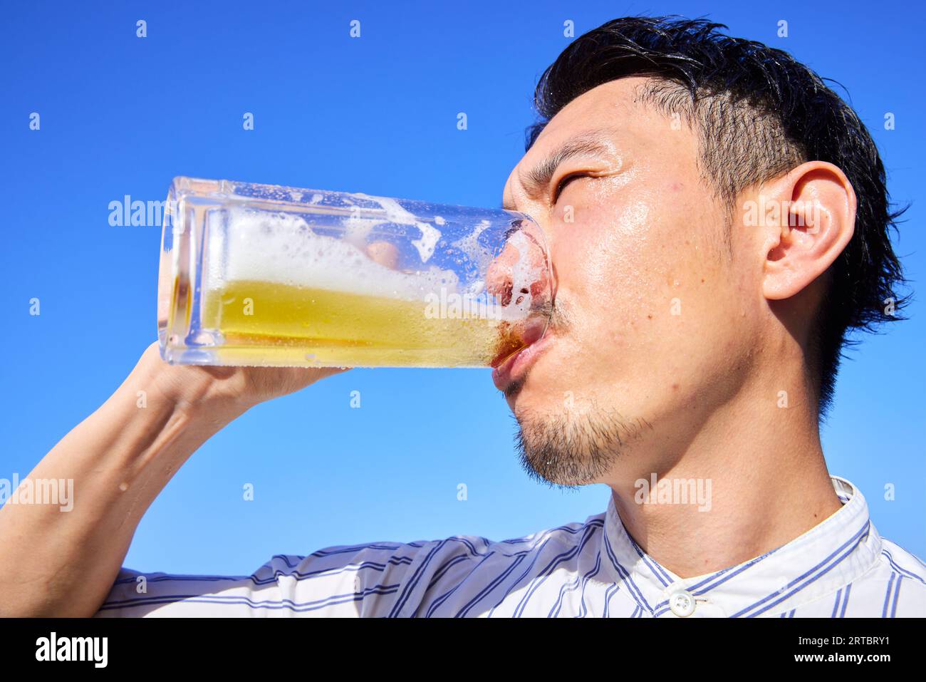 Japanese man drinking beer Stock Photo - Alamy