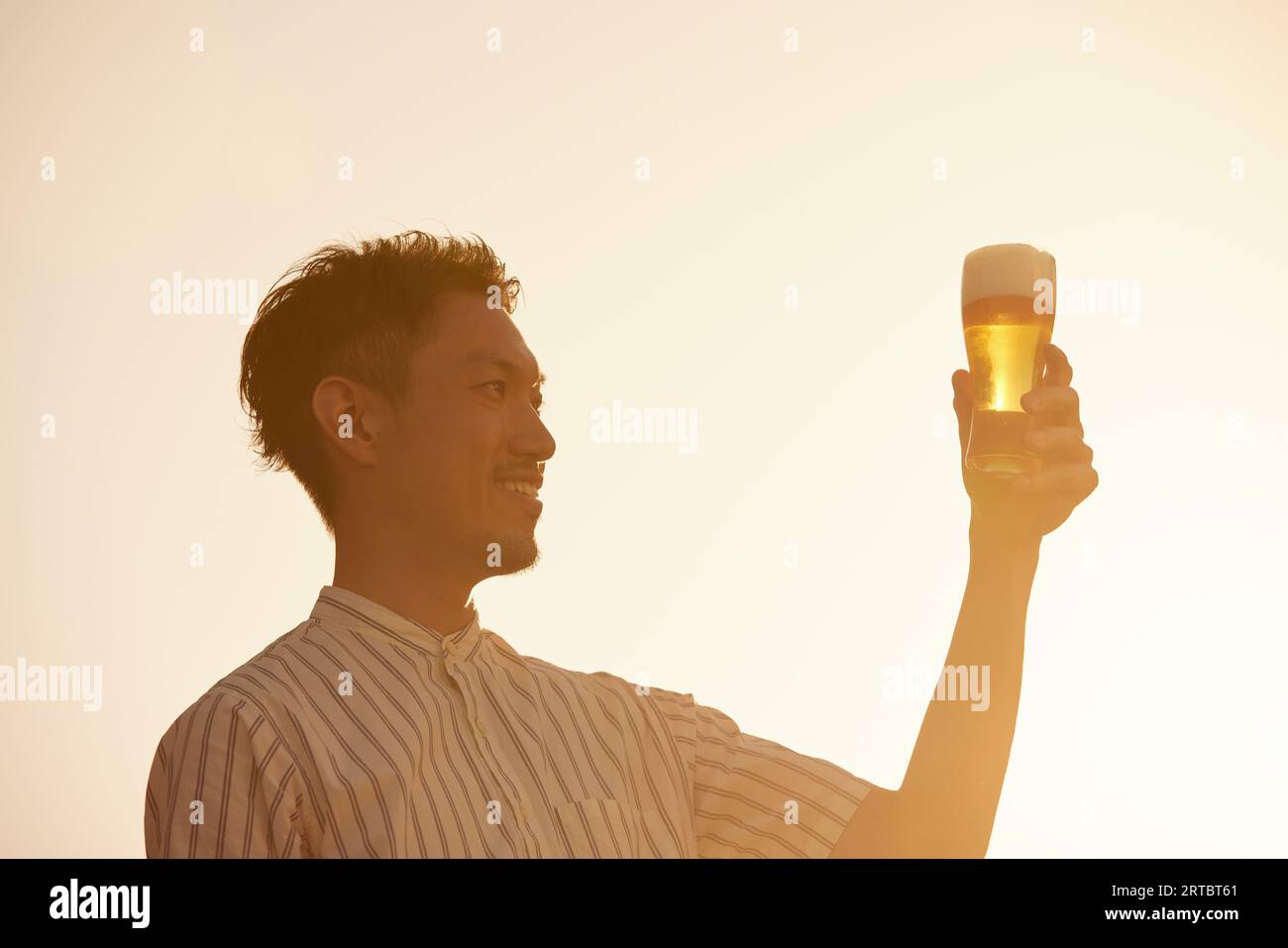 Man drinking beer cold light hi-res stock photography and images - Alamy