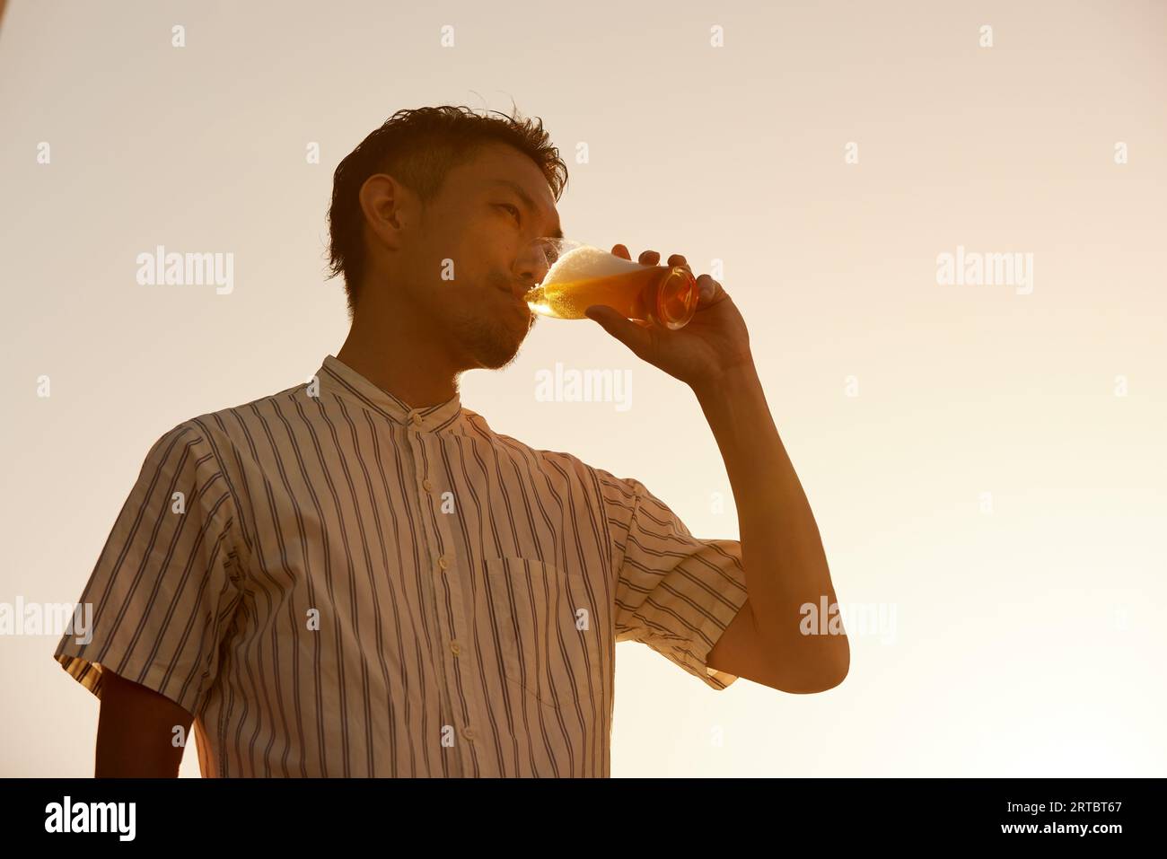 Japanese man drinking beer Stock Photo - Alamy