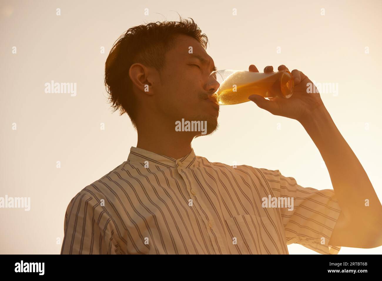 Japanese man drinking beer Stock Photo - Alamy