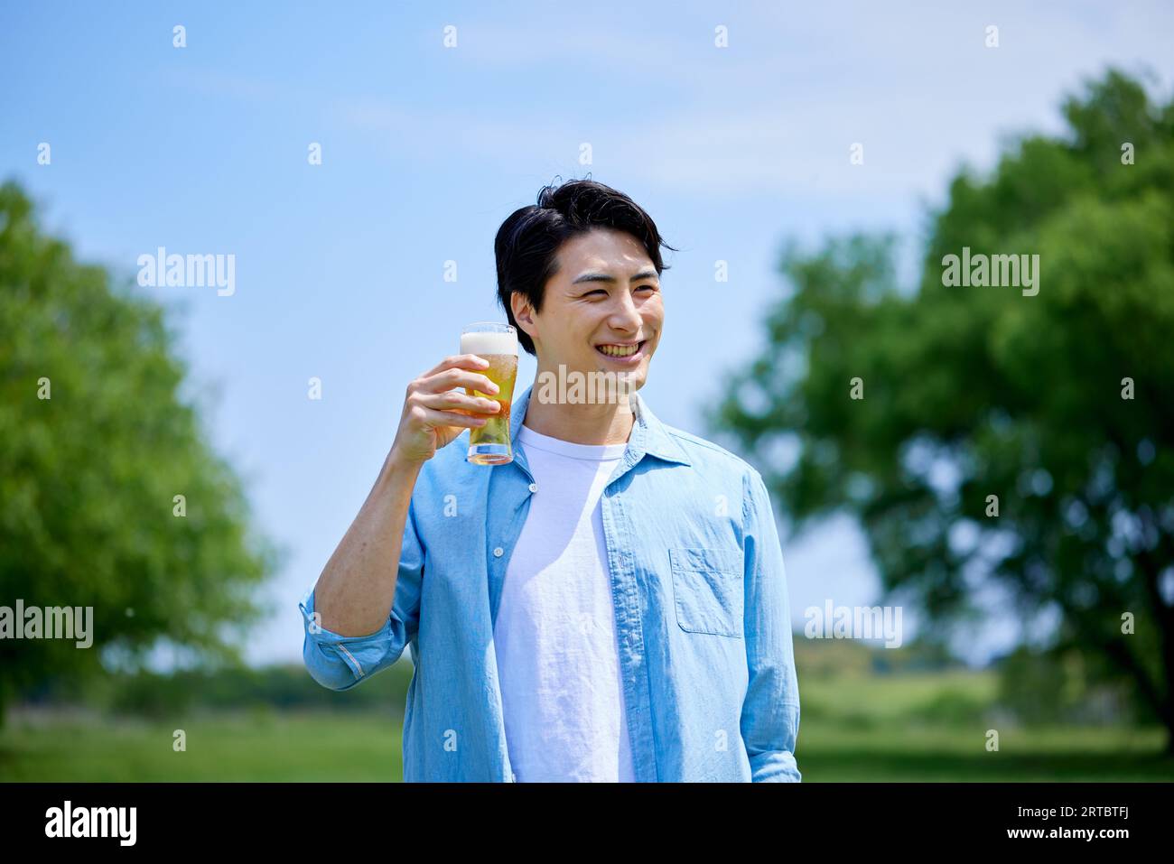 Japanese man drinking beer Stock Photo - Alamy