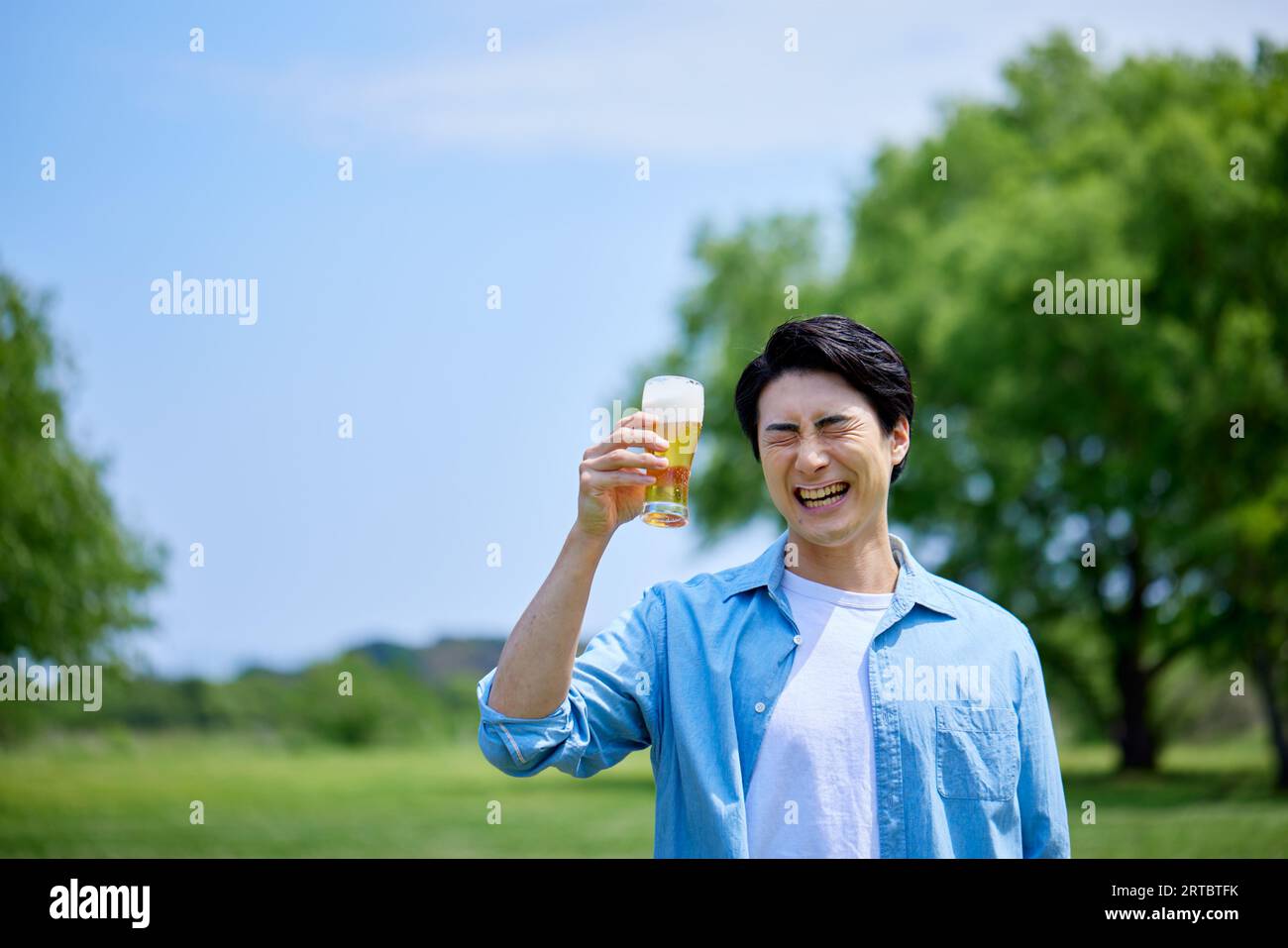 Japanese man drinking beer Stock Photo - Alamy