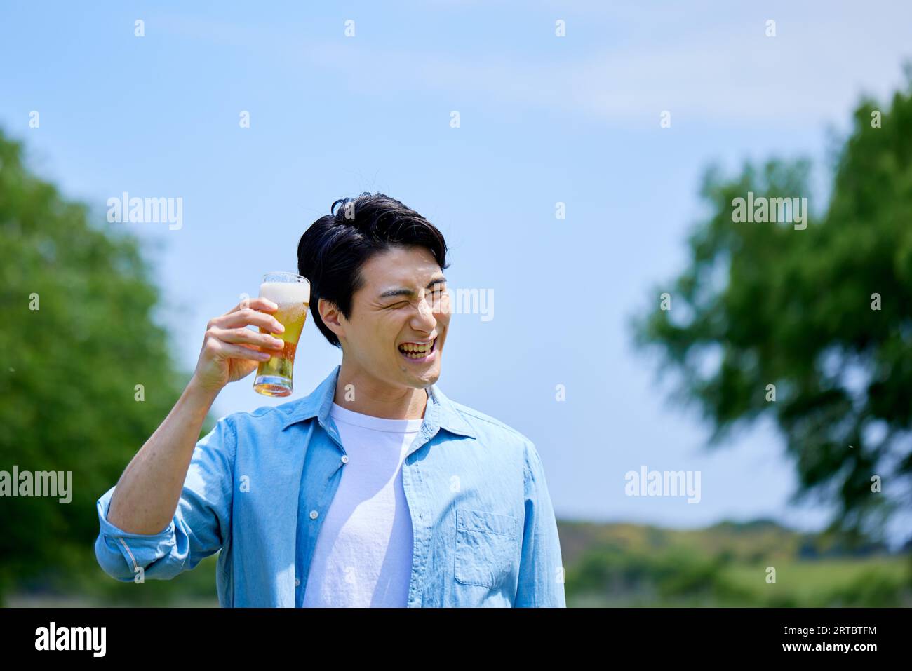 Japanese man drinking beer Stock Photo - Alamy