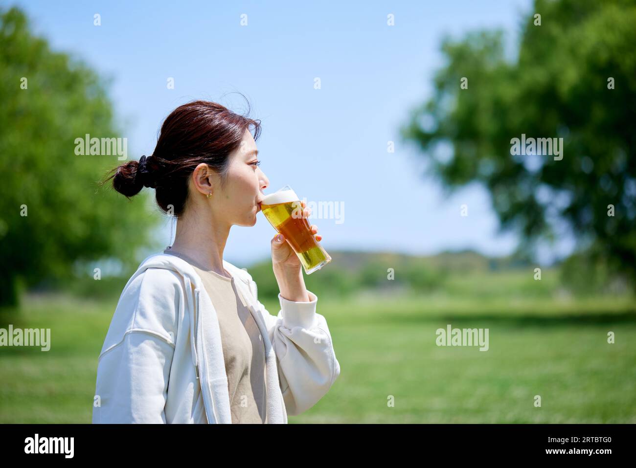 Japanese woman drinking beer Stock Photo - Alamy