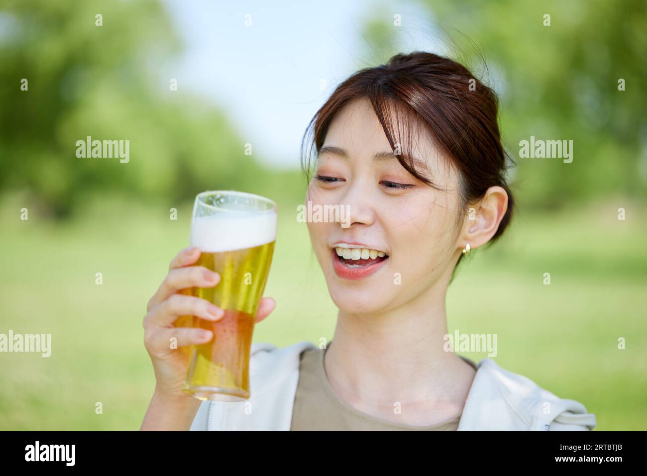 Japanese woman drinking beer Stock Photo - Alamy