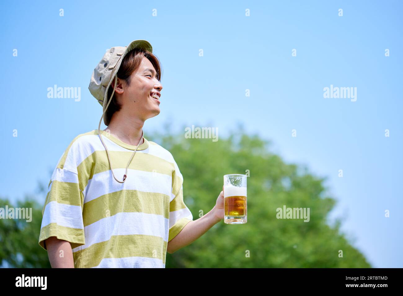 Japanese man drinking beer Stock Photo - Alamy