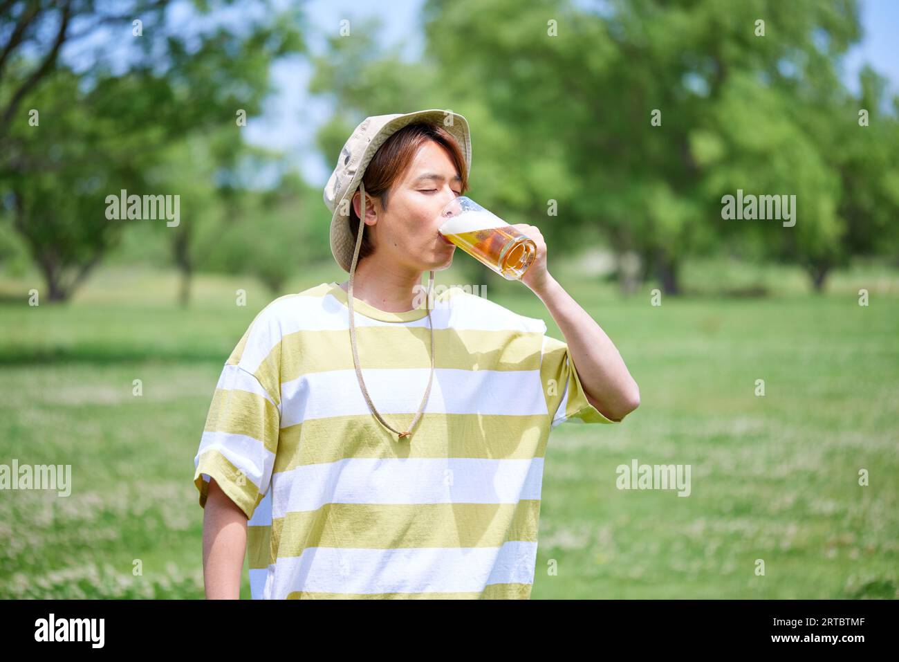 Japanese man drinking beer Stock Photo - Alamy