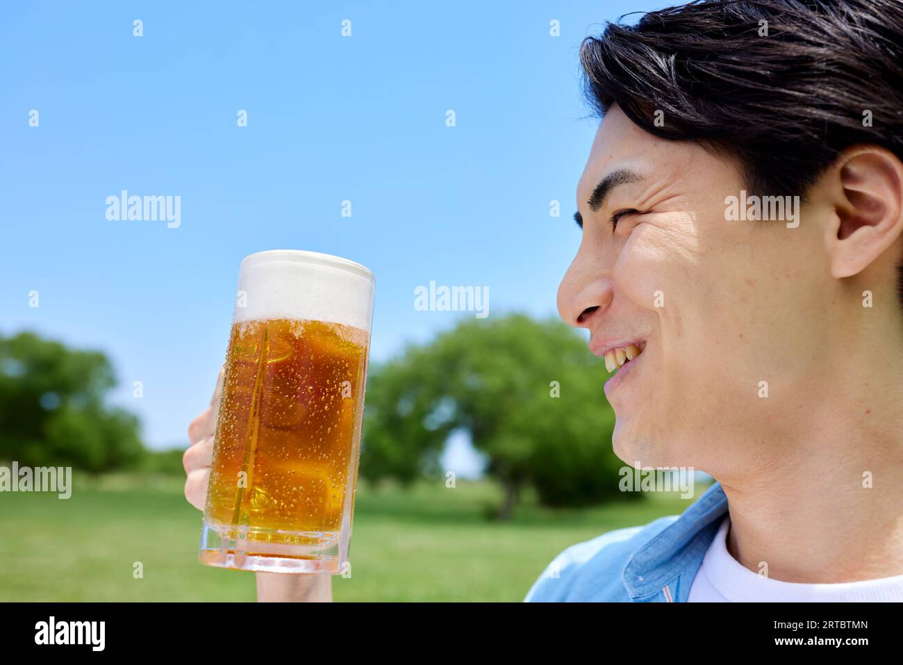 Japanese man drinking beer Stock Photo - Alamy