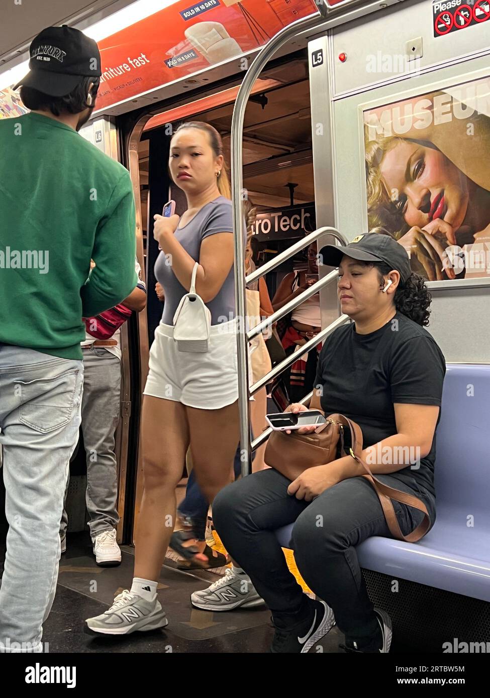 F Train picks up passengers at the Jay street Metro-tech station in Brooklyn, New York Stock ...