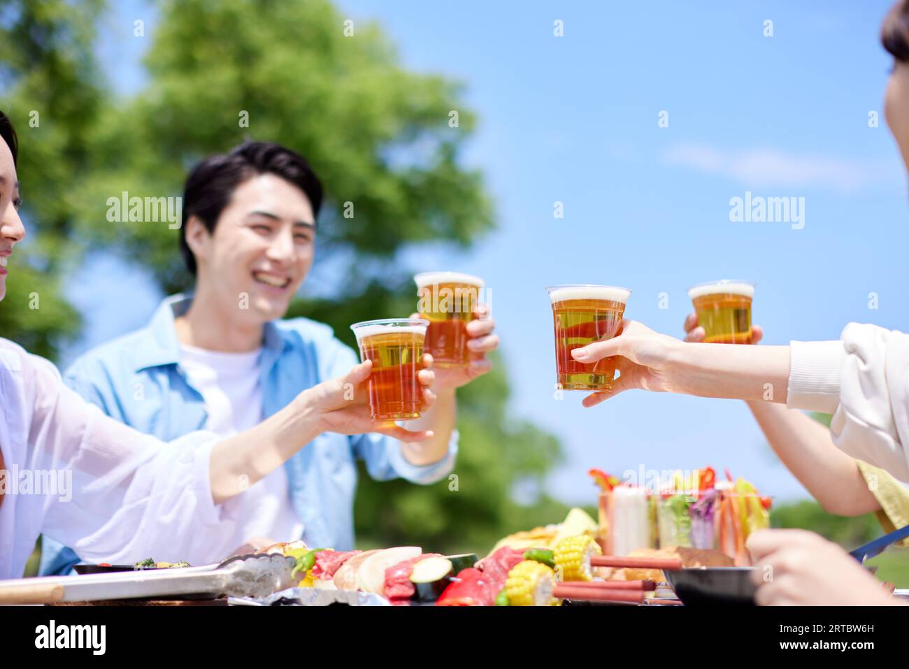 Japanese people drinking beer Stock Photo - Alamy