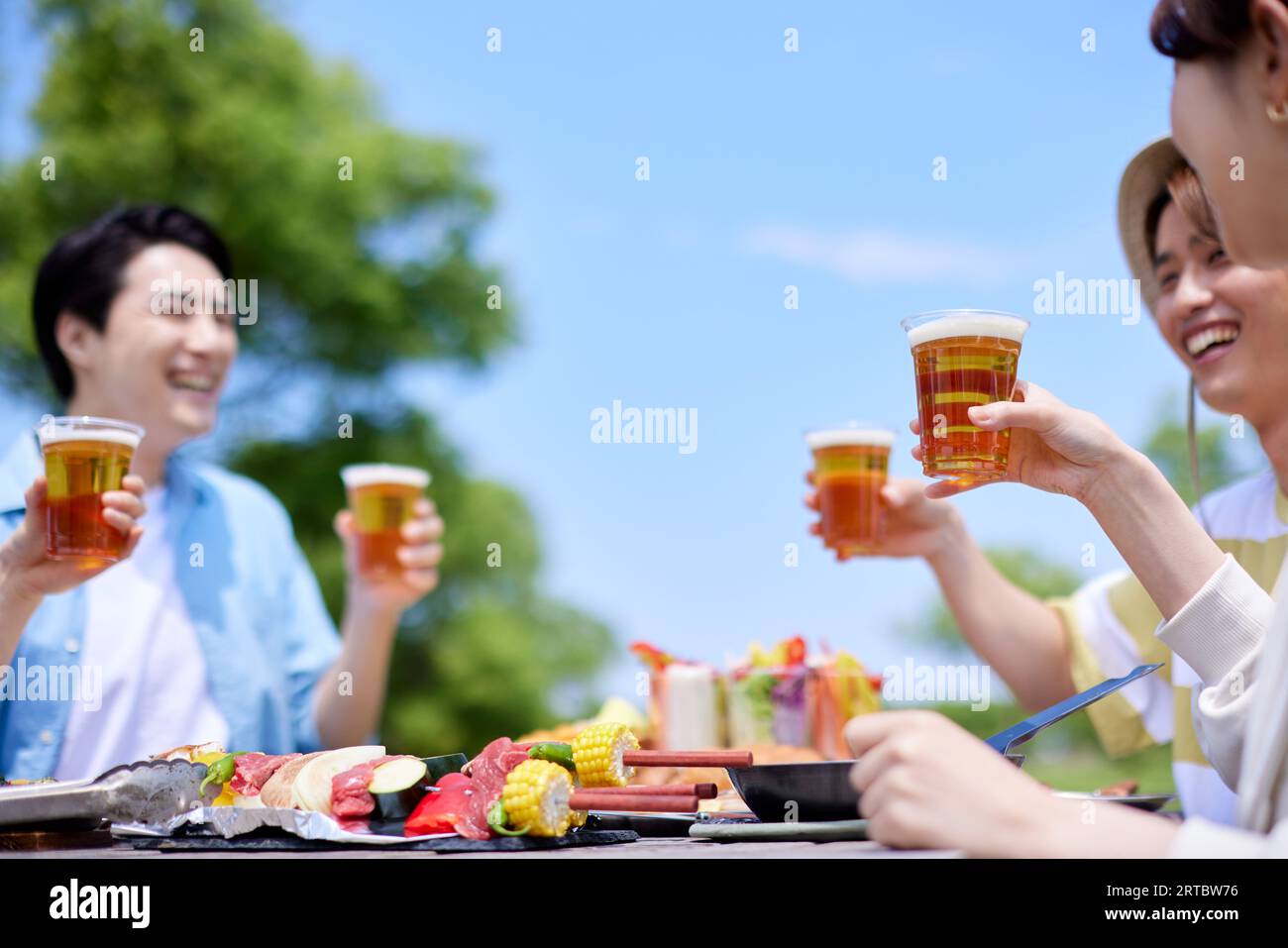 Japanese people drinking beer Stock Photo - Alamy