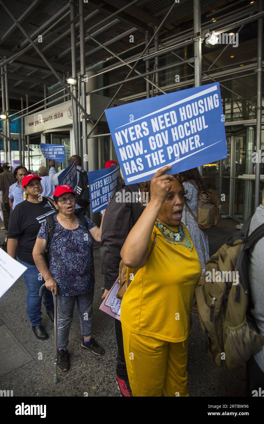 New Yorkers demonstrate in front of Gov. Kathy Hochul's Manhattan ...