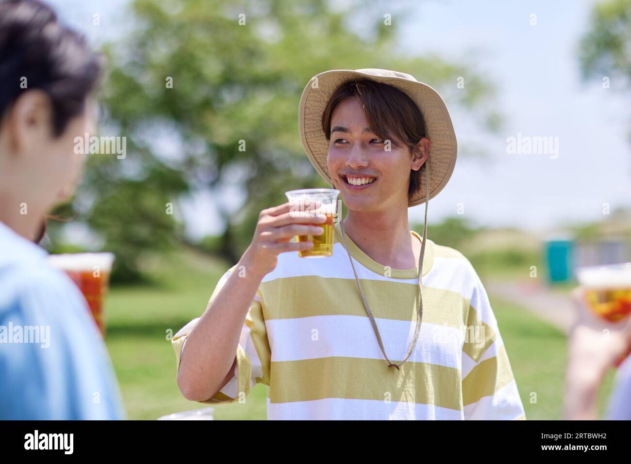 Friendly young men drinking hi-res stock photography and images - Alamy