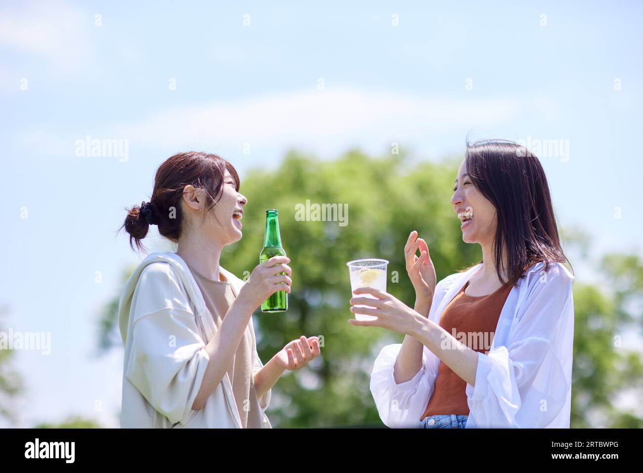 People drinking alcoholic beverage hi-res stock photography and images ...