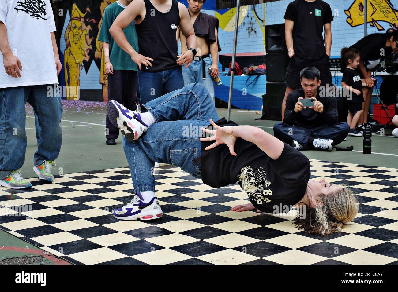 Female breakdancer street hi-res stock photography and images - Alamy