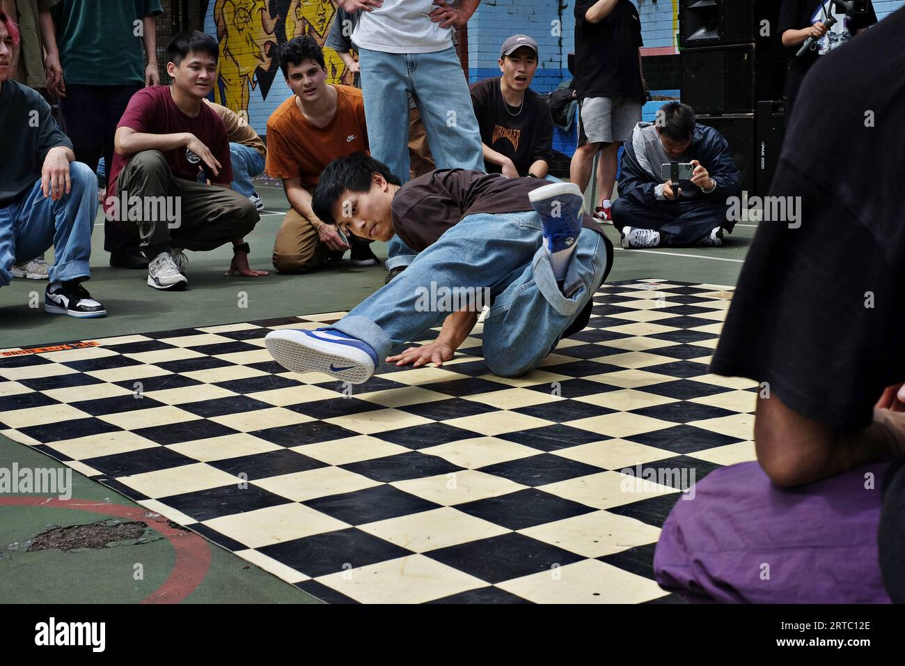 Hand spin into a Freeze move Breakdancing & Hip Hop performances ...