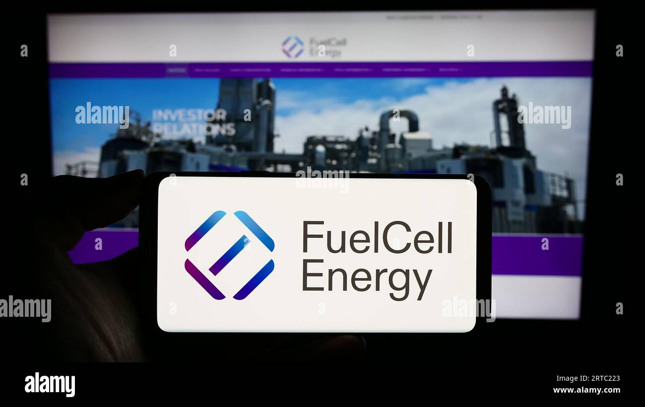 Person holding cellphone with logo of US fuel cell company FuelCell ...