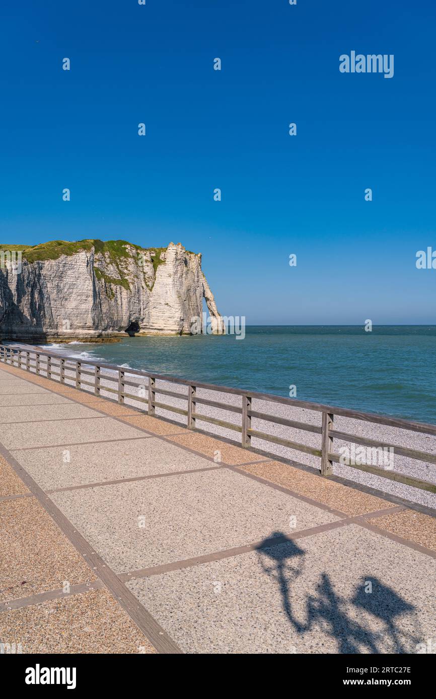 Etretat waterfront and the Arched Rock Stock Photo - Alamy