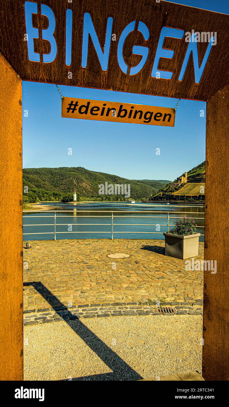 Rhein-Nahe-Eck in Bingen, view through a frame across the Rhine to the ...