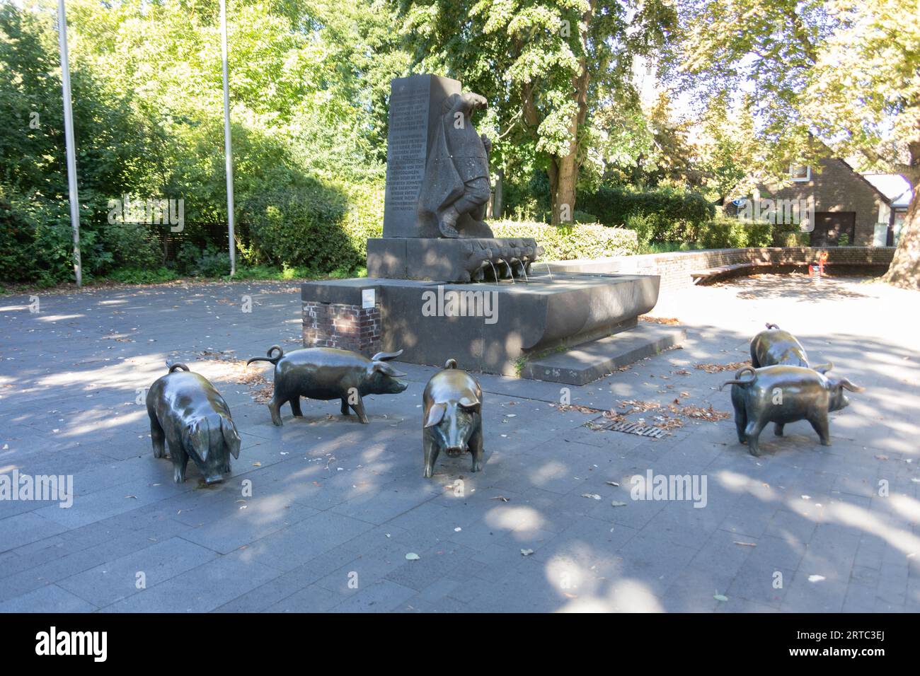Pig fountain hi-res stock photography and images - Alamy