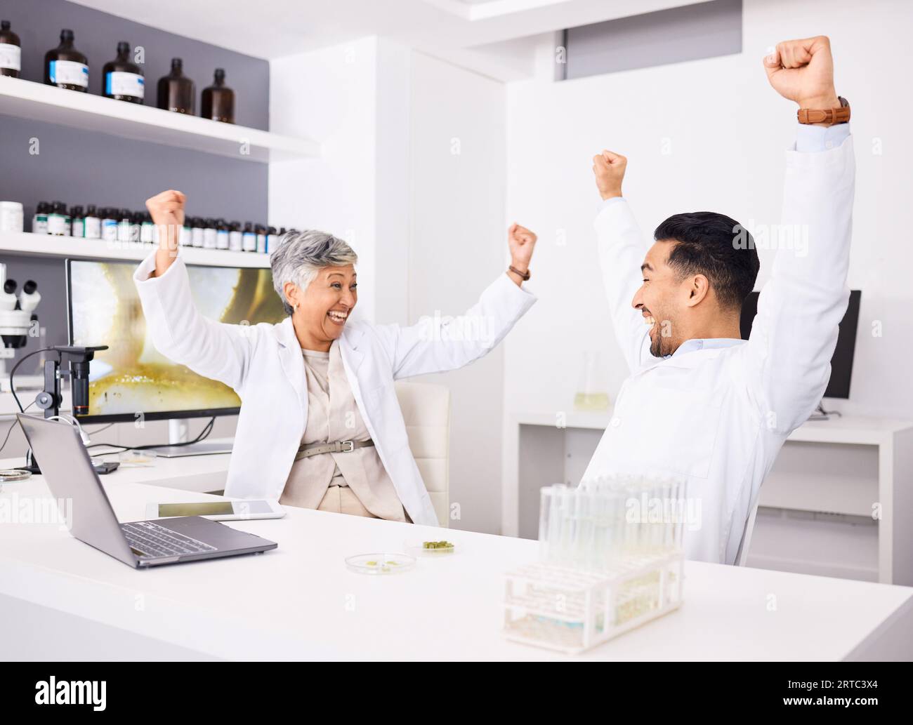 Scientist teamwork happy laptop hi-res stock photography and images - Alamy