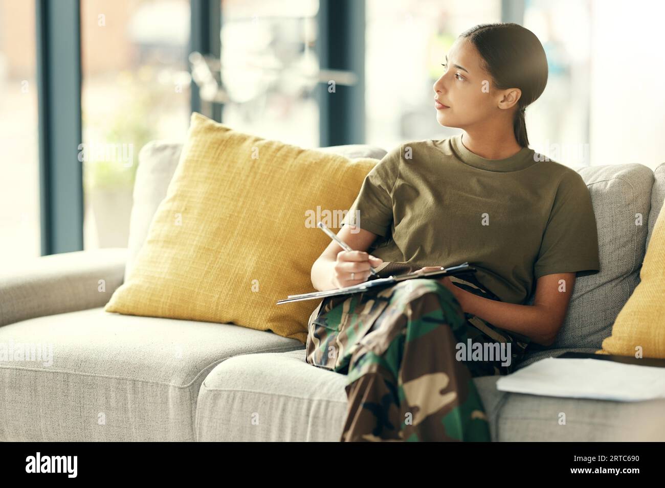 Female army doctor hi-res stock photography and images - Alamy