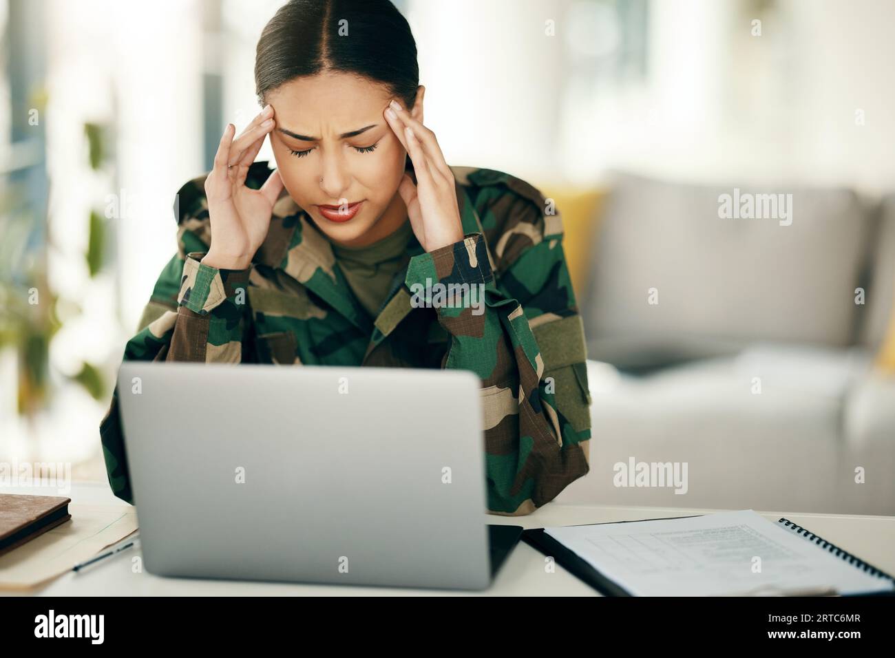 Female soldier on computer hi-res stock photography and images - Alamy