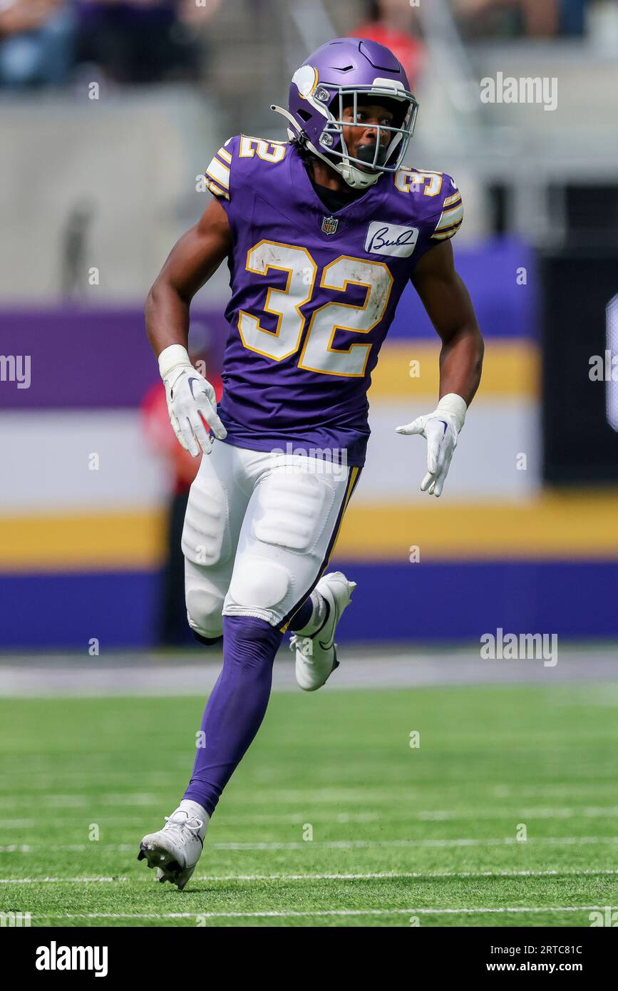 Minnesota Vikings running back Ty Chandler (32) in action during an NFL ...
