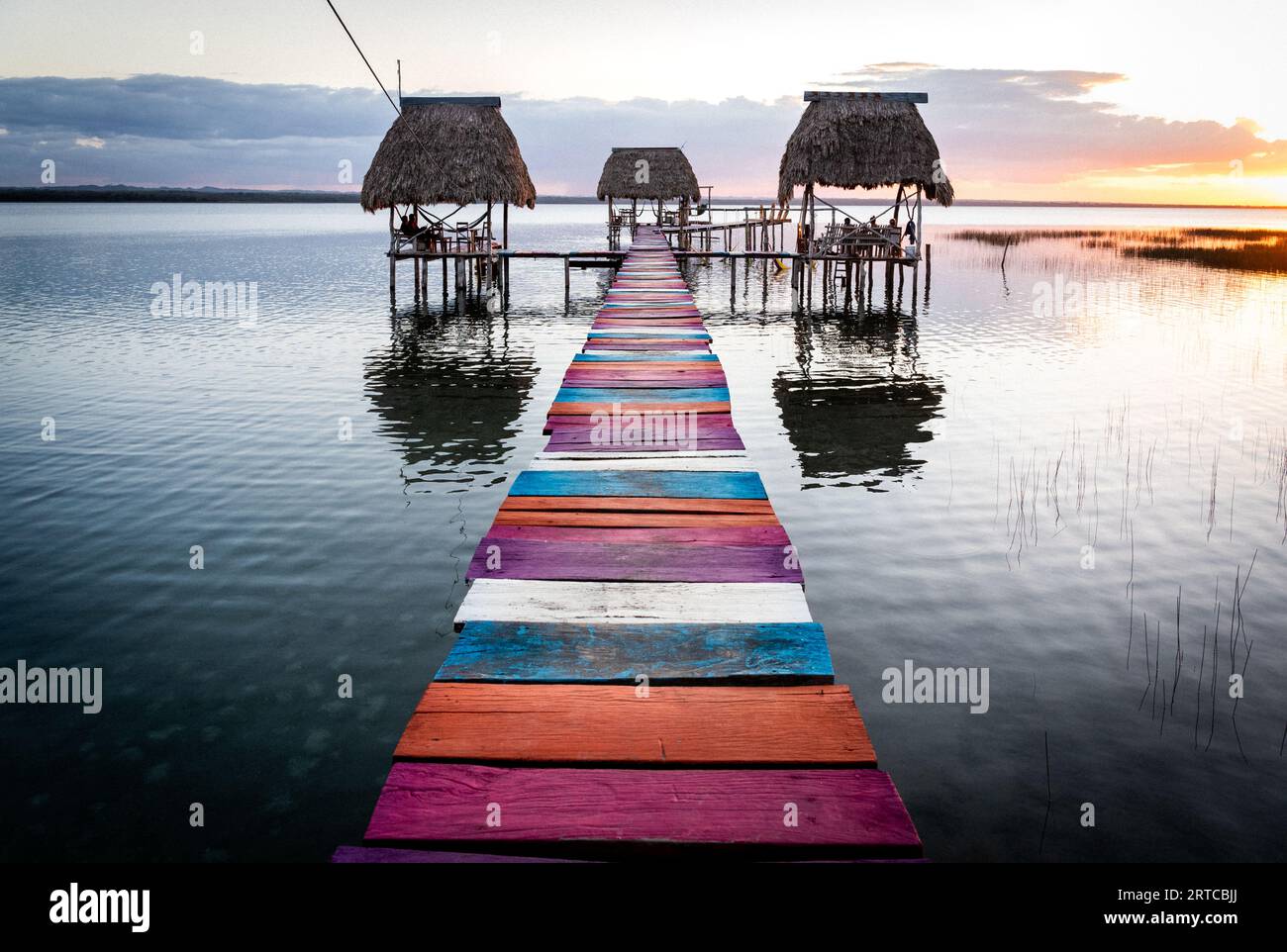 Peer to peer dining hi-res stock photography and images - Alamy