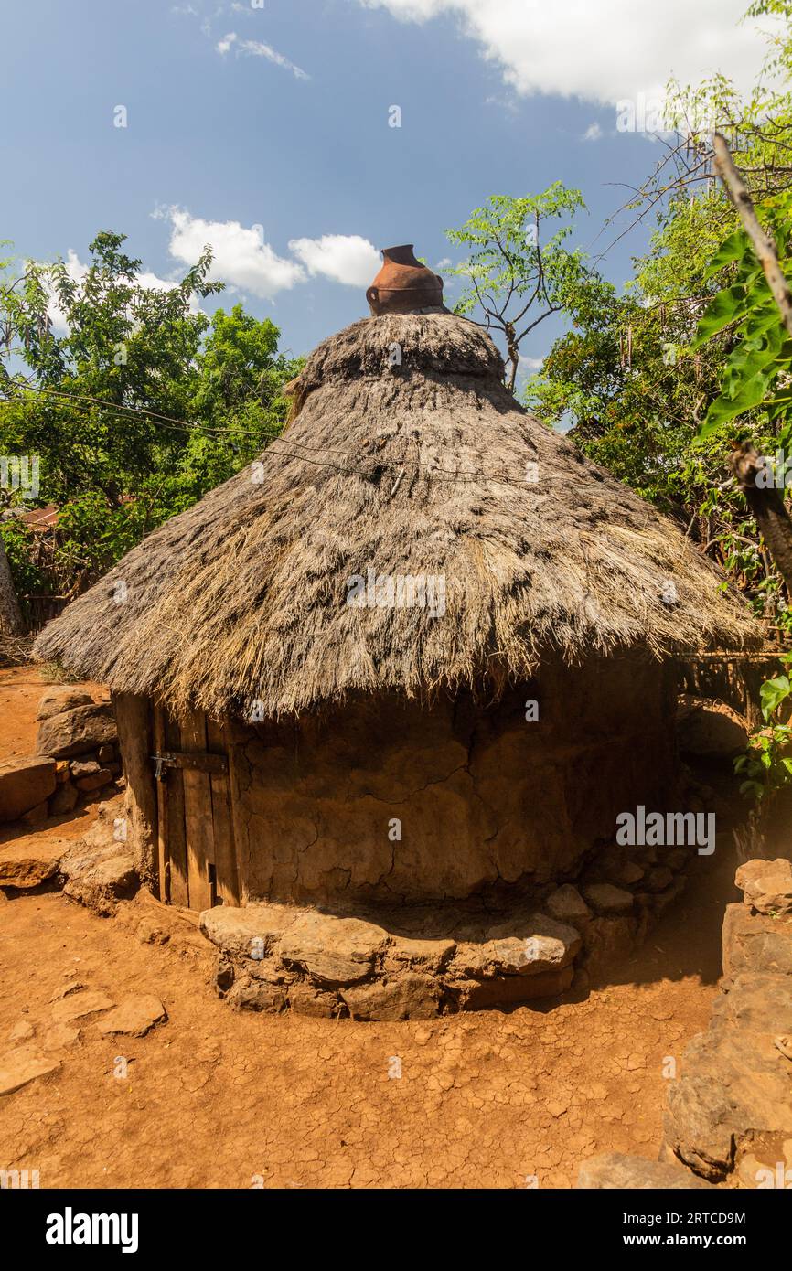 Round hut in rural ethiopia hi-res stock photography and images - Alamy