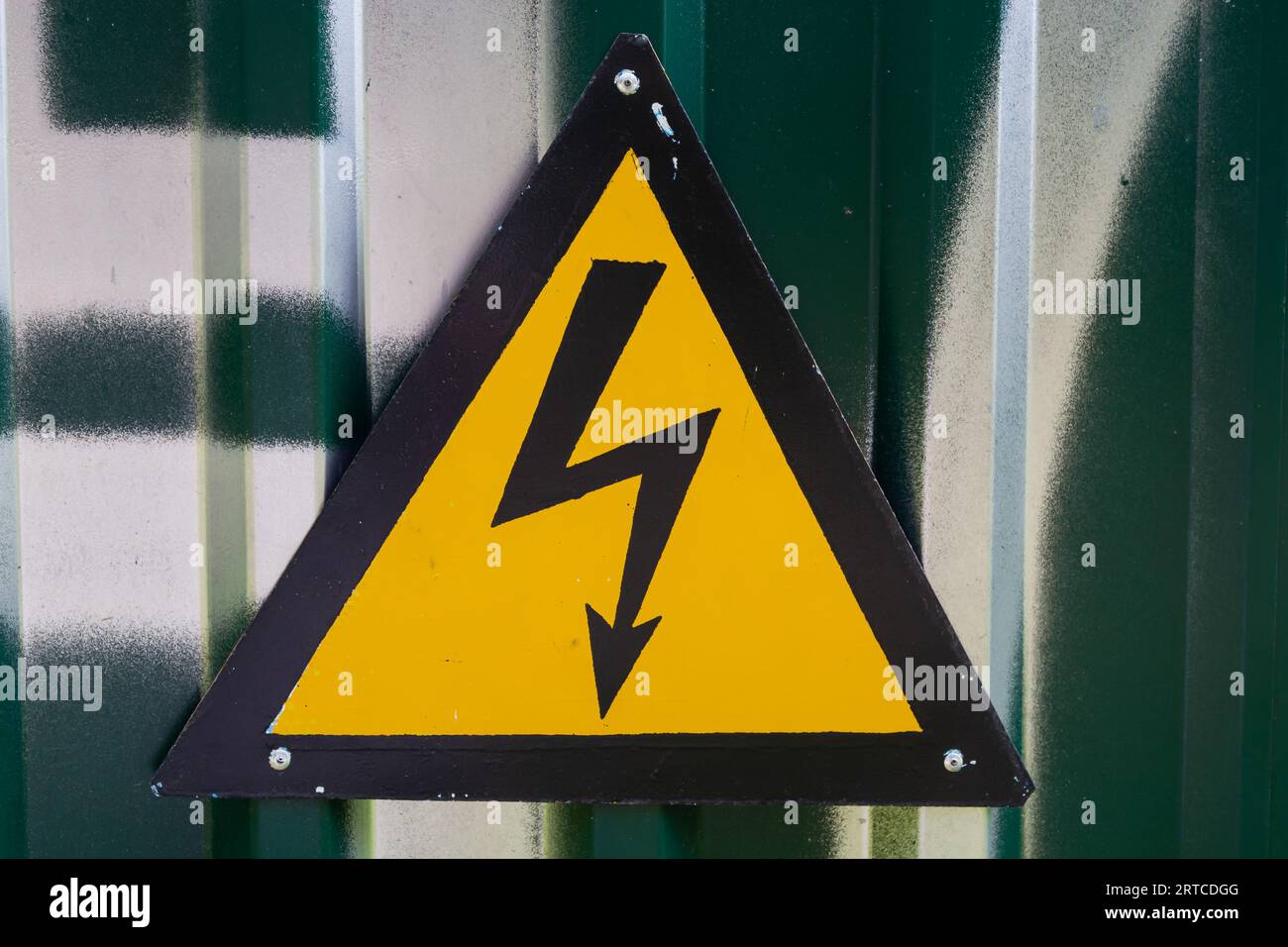 Yellow triangle black lightning sign hi-res stock photography and ...