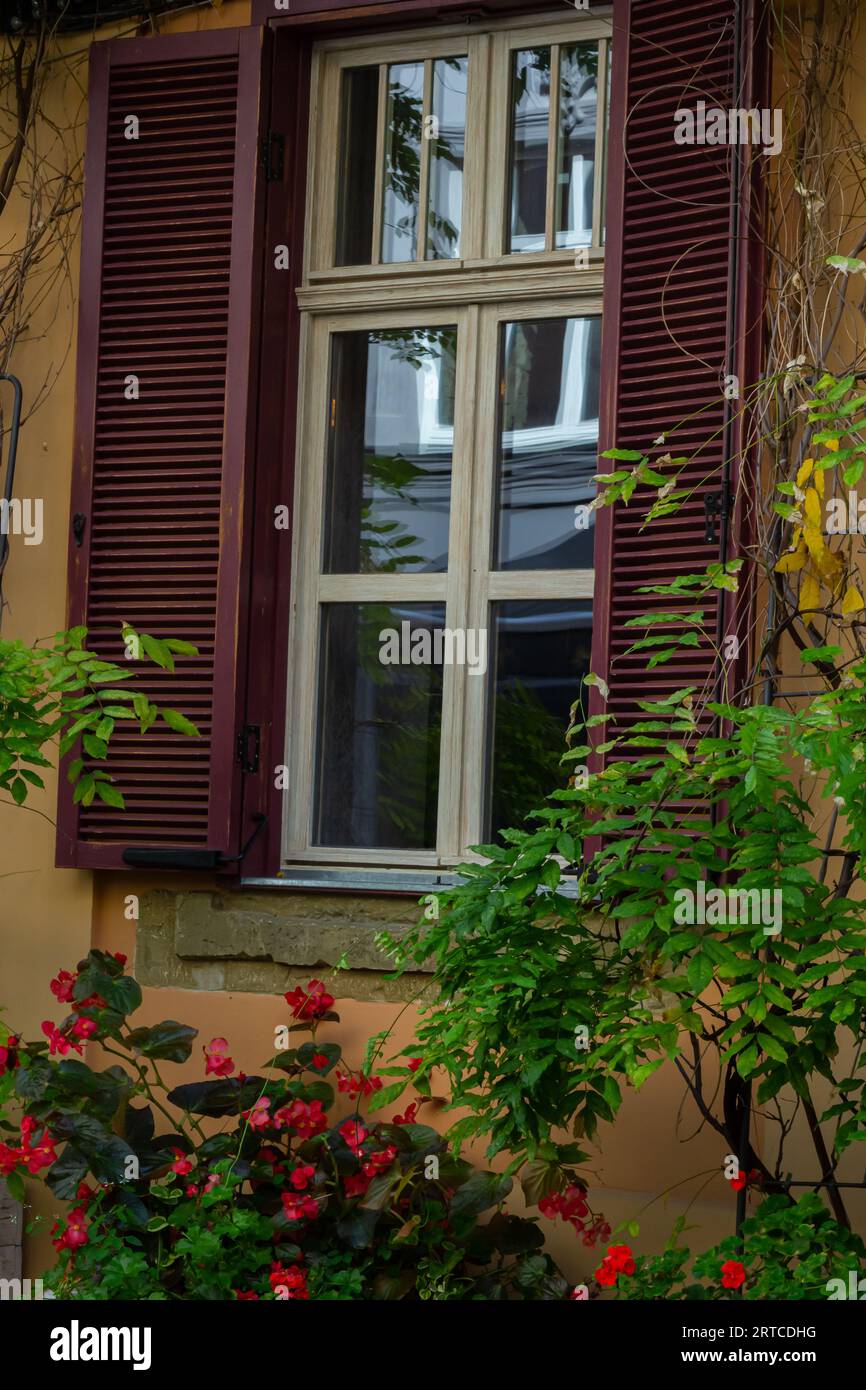 Antique building facade hi-res stock photography and images - Alamy
